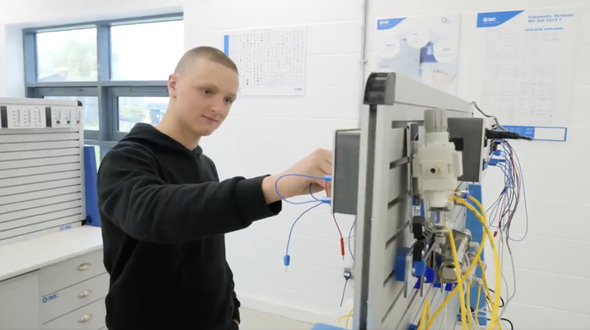 SMC Pneumatics and Electropneumatics Training System (PNEU-405 ...