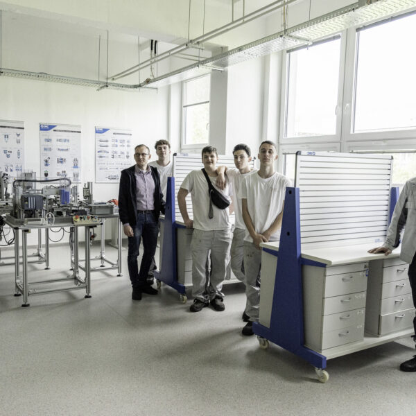 SMC Pneumatics and Electropneumatics Training System (PNEU-405 ...